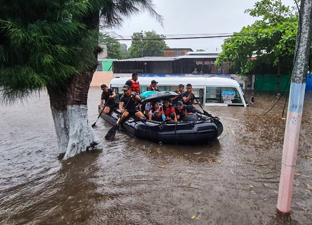 Coaster queda atrapada en inundación de la Colonia Santa Lucia