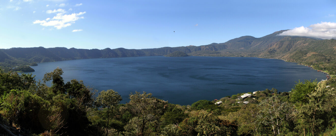 Científicos de la UES, Investigan el Lago de Coatepeque de Santa Ana ...